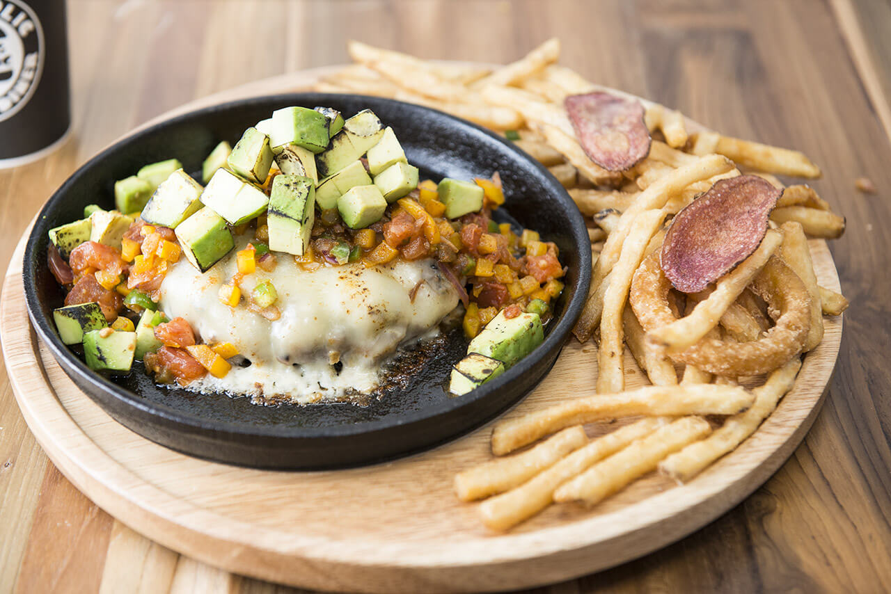 BACON CHEESE BURG 自家製ベーコンチーズハンバーグ | BURG HOLIC Coffee & Diner | Aged ...